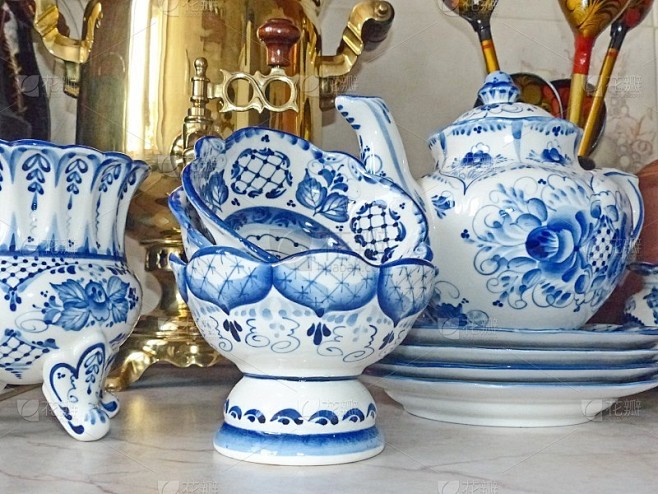 俄罗斯传统格热尔风格的餐具。gzel -Russian民间工艺陶瓷和生产瓷器和一种俄罗斯民间绘画。