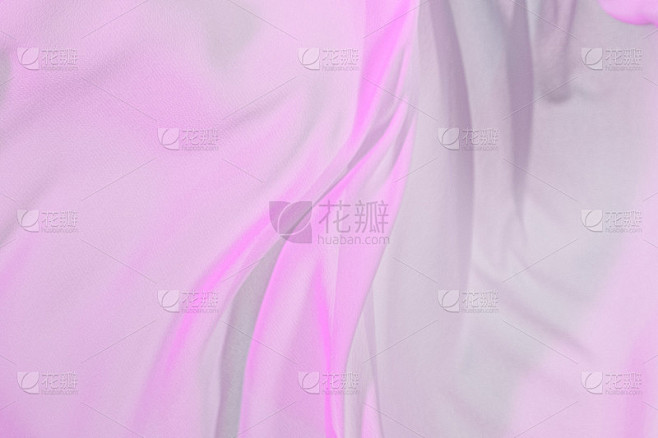 光滑优雅的彩色透明布料分离在白色背景上。