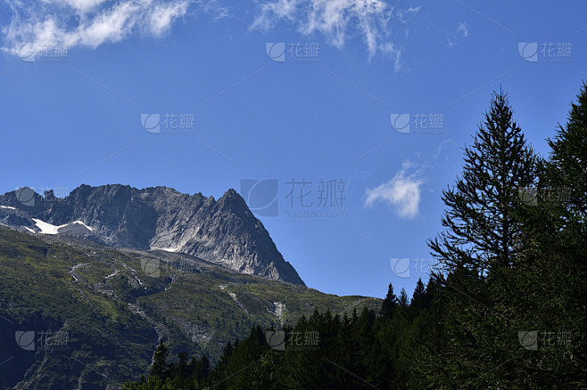 西玛迪瓦尔波纳山和它的悬挂冰川在夏天