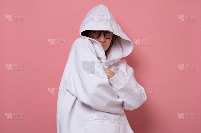 年轻女子吓坏了，又害怕又焦虑，躲着脸，看着镜头