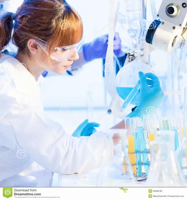 年轻化学家在实验室里。-花瓣网