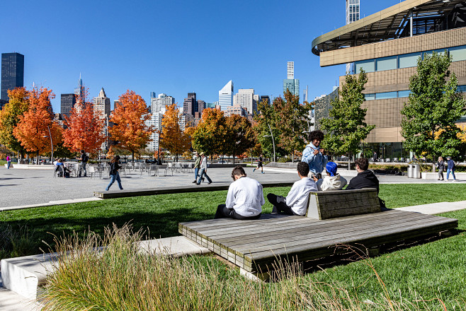 FO_CORNELL_TECH_29_Amphitheater_with_City_Skyline_Barrett_Doherty_web