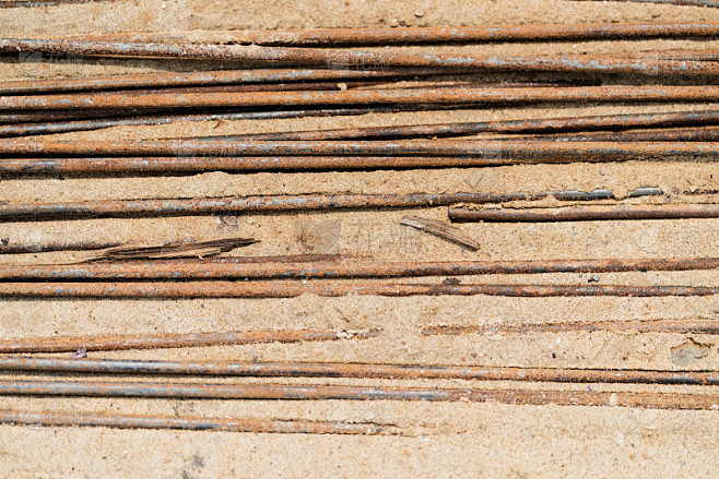 沙坪上有污点的铁丝钢