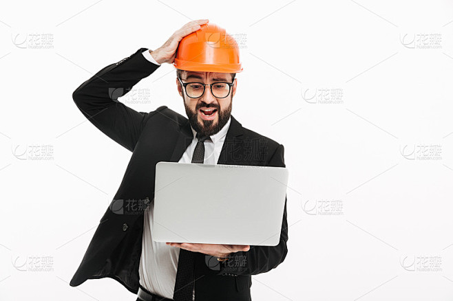 困惑的建筑工程师戴着头盔