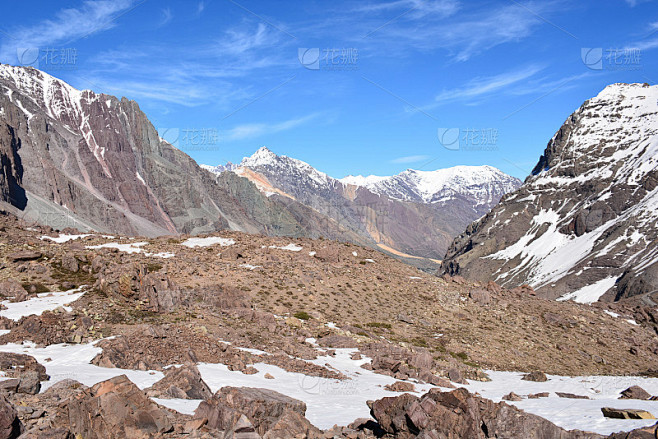 智利圣地亚哥的山脉、山谷和雪的景观