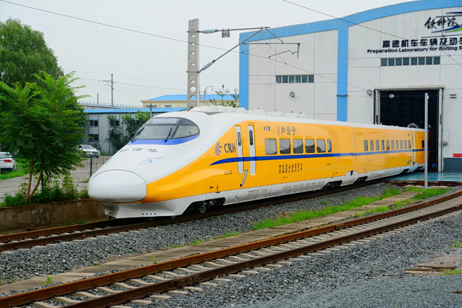 CRH2J，原CRH2-139E，曾在7.23事故中受损，修复后作为动车组检测列车继续服役