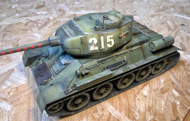 英雄的215号坦克型号：T34/85