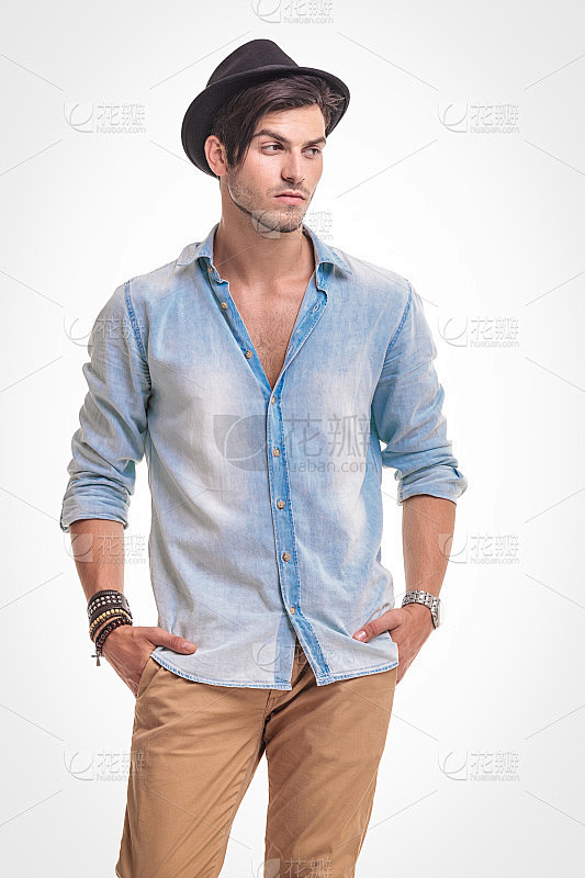 年轻的时尚男士从镜头前看向别处