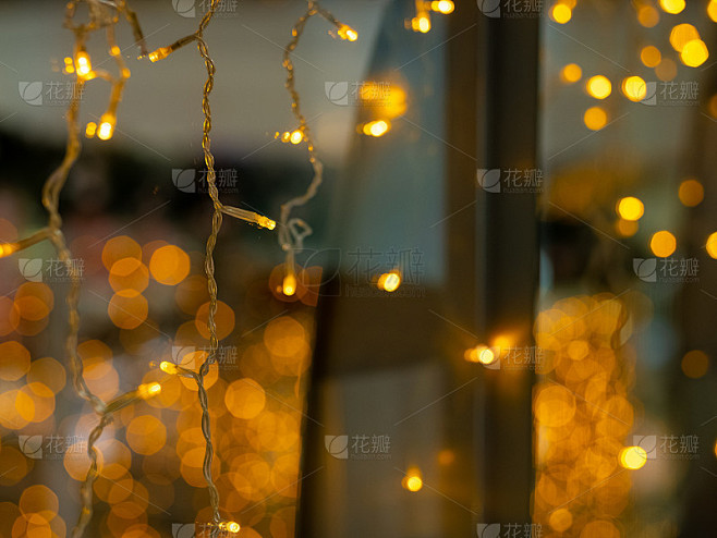 选择性聚焦于LED圣诞灯。神奇的新年灯光。