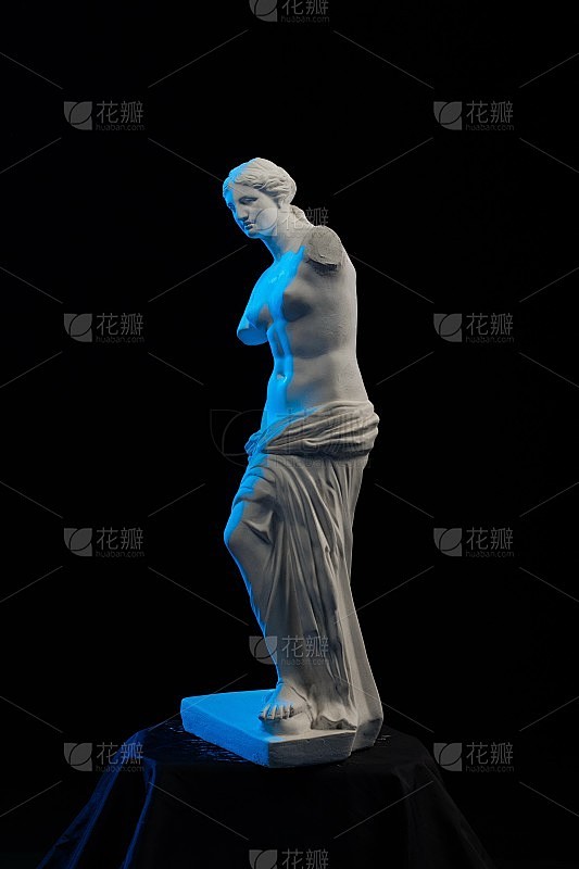 在黑色背景上的蓝色灯光下的维纳斯雕像
