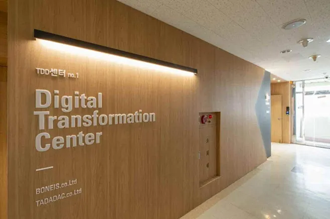 the digital information center is located in an office building-花瓣网