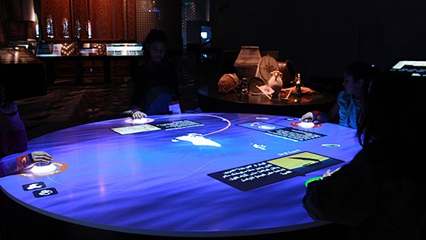 projection physical interface Bahrain museum exhibit game-花瓣网