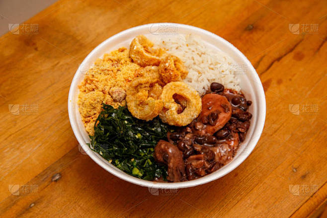 Feijoada，巴西烹饪传统。由feijoada和Crling组成的美味菜肴