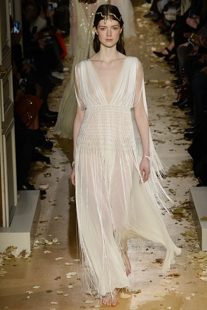 Valentino Spring 2016 Couture Fashion Show : See the complete Valentino ...