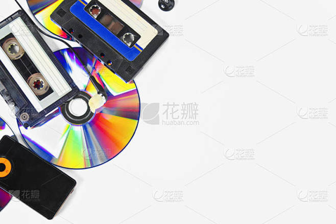 进化音乐的概念。盒式磁带,Cd-磁盘,MP3 播放器。复古和现代性。音乐支持.