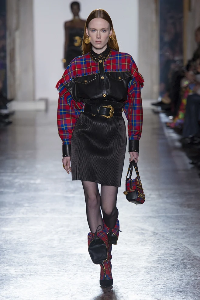 Versace Fall 2018 Ready-to-Wear Fashion Show : The complete Versace ...