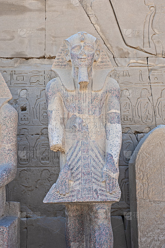 古埃及神庙中的雕像和象形文字雕刻