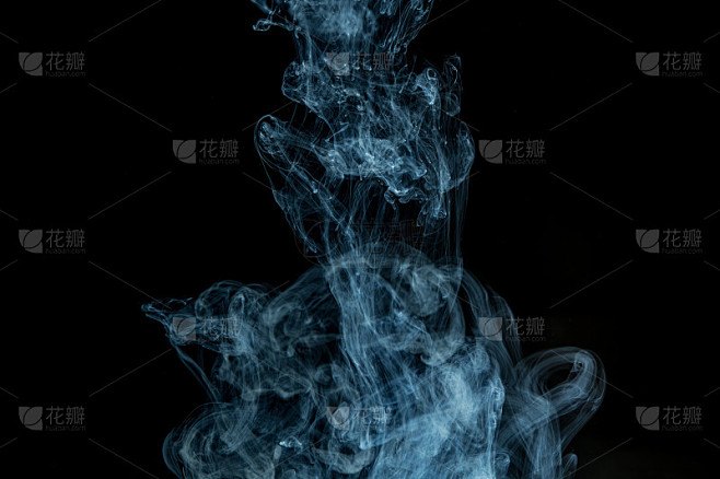 抽象的背景，空气中的烟雾纹理。烟雾碎片孤立在黑暗的背景。