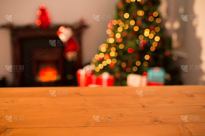 有圣诞树背景的桌子