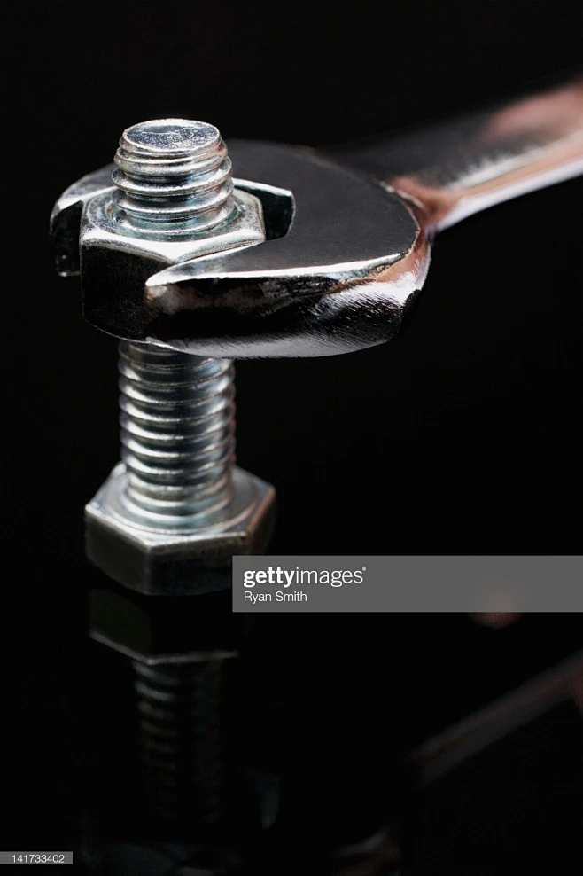 Wrench Tightening Bolt : Photo-花瓣网