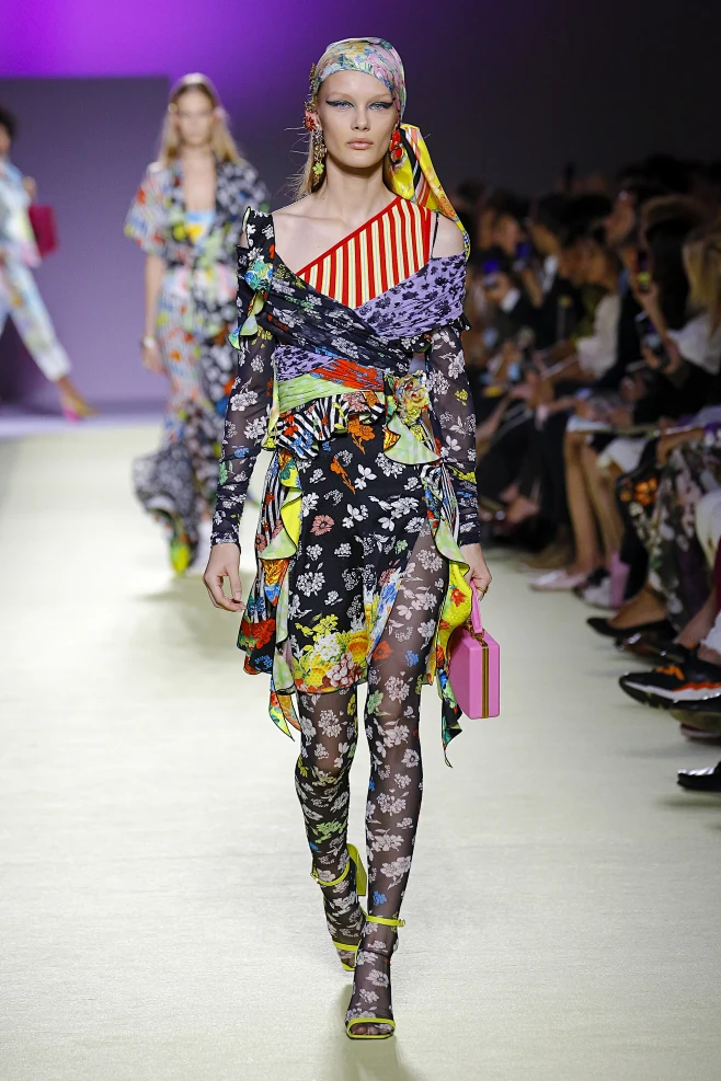 Versace Spring 2019 Ready-to-Wear Fashion Show : The complete Versace Spring 2019 Ready-to-Wear ...