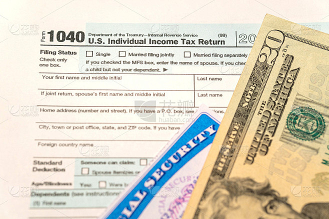 个人所得税申报表1040和美国社会保障卡的特写。提交时间。