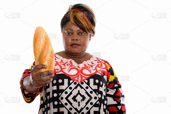 一名超重的非洲黑人妇女在施舍面包