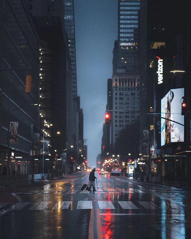摄影师Nicolas Miller镜头下的纽约街景，繁华到冷落，从喧闹到沉寂 -花瓣网