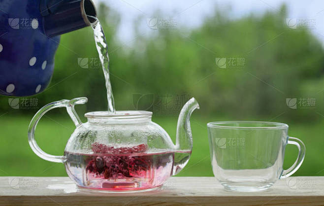 开水壶和 carcade 茶