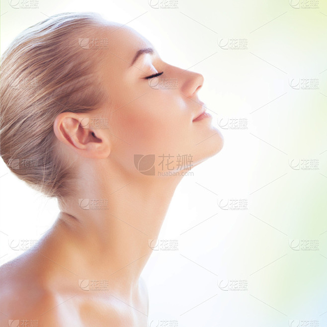 金色头发,注视镜头,侧面像,女孩,自然美,闭着眼睛,spa美容,个人护理,纯洁,自然界的状态