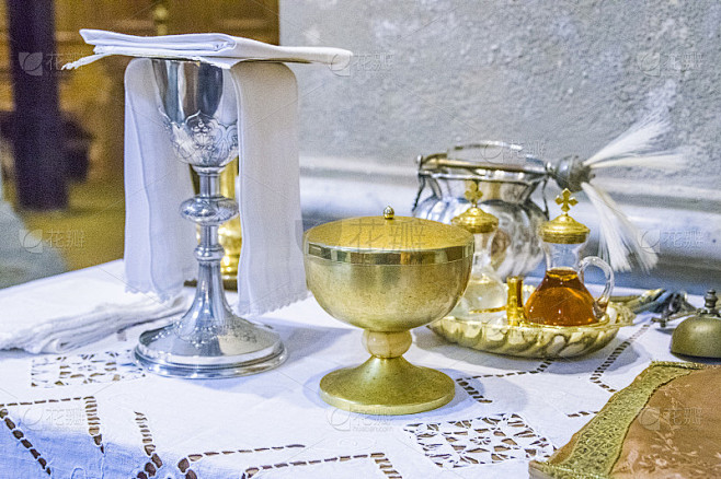 为酒而用的圣杯，基督的血，有主的会堂，基督的身体，以及为献祭而用酒和水的安瓿