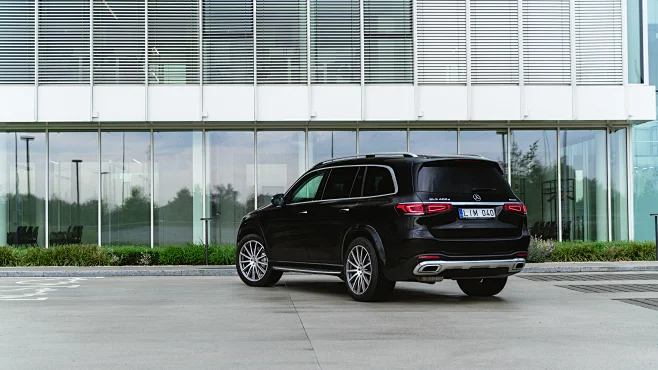 GLS : Set of this massive SUV, Mercedes-Benz GLS. Shot in Vilnius ...