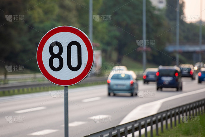 80km/h高速公路限速标志满是汽车