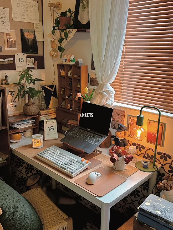自由职业者的书桌日常｜复古桌搭yyds⌨️-花瓣网