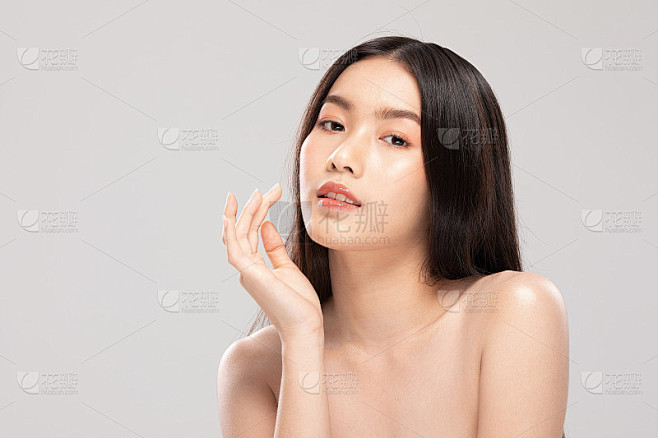 美丽的亚洲年轻女子触摸柔软的脸颊微笑，干净和新鲜的皮肤幸福和愉快的积极的情绪，隔离在白色的背景，美丽 8097