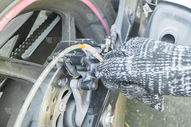 摩托车维修服务，使用8毫米。用来更换制动液的扳手。汽车修理工检查和维修摩托车制动系统。