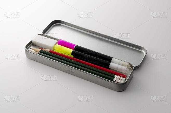 铅笔盒的白色背面照片