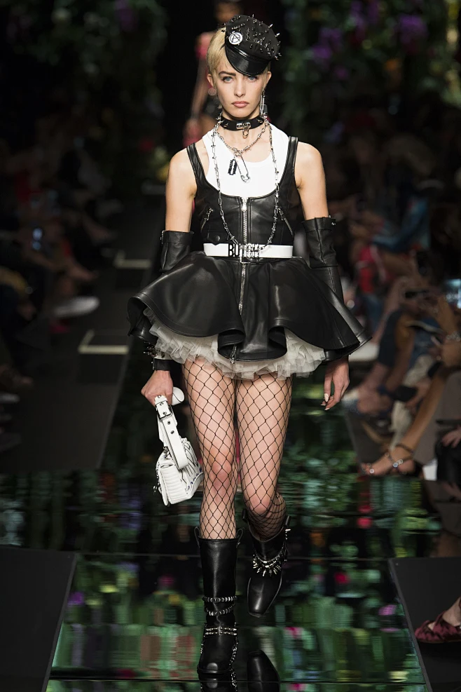 Moschino Spring 2018 Ready-to-Wear Fashion Show : See the complete ...