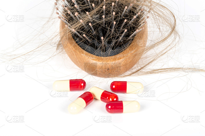 长的,发刷,药,棕色头发,特写,胶囊,木制,白色背景,脱发