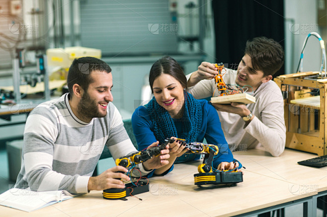 机械手,自动的,准备食物,笔记本电脑,少量人群,半身像,水平画幅,制造机器,人群,仅成年人