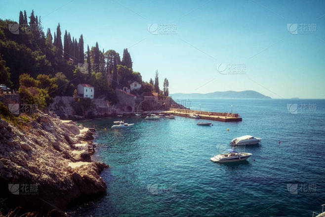 亚得里亚海沿岸, 阳光明媚的海港在 Trsteno, 住宿, 克罗地亚。杜布罗夫尼克附近的旅游景点.