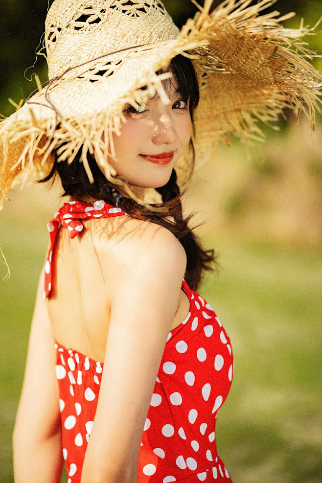 背身握住，转头看我