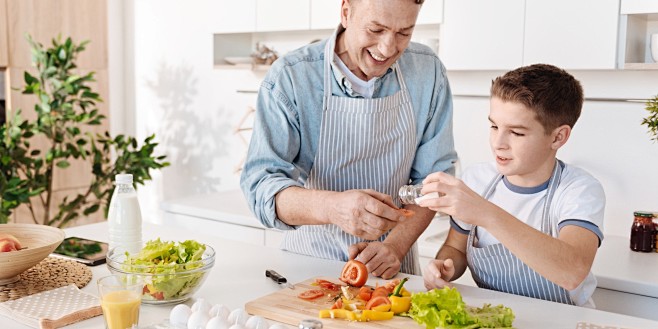 dad-cooking-with-kid