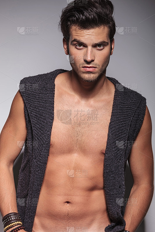 性感的年轻时尚男看着镜头