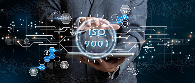 商人手里拿着一个平板电脑，上面有ISO 9001的图标。ISO标准质量控制保证保修业务技术理念。