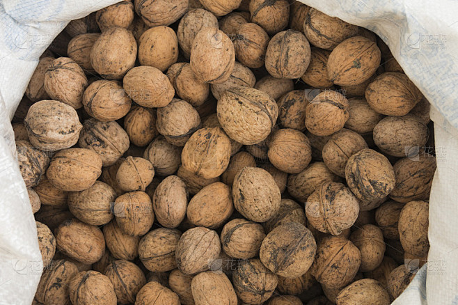 将去壳核桃倒入袋中