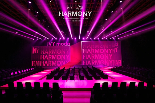 Image may contain: scene, stage and magenta-花瓣网