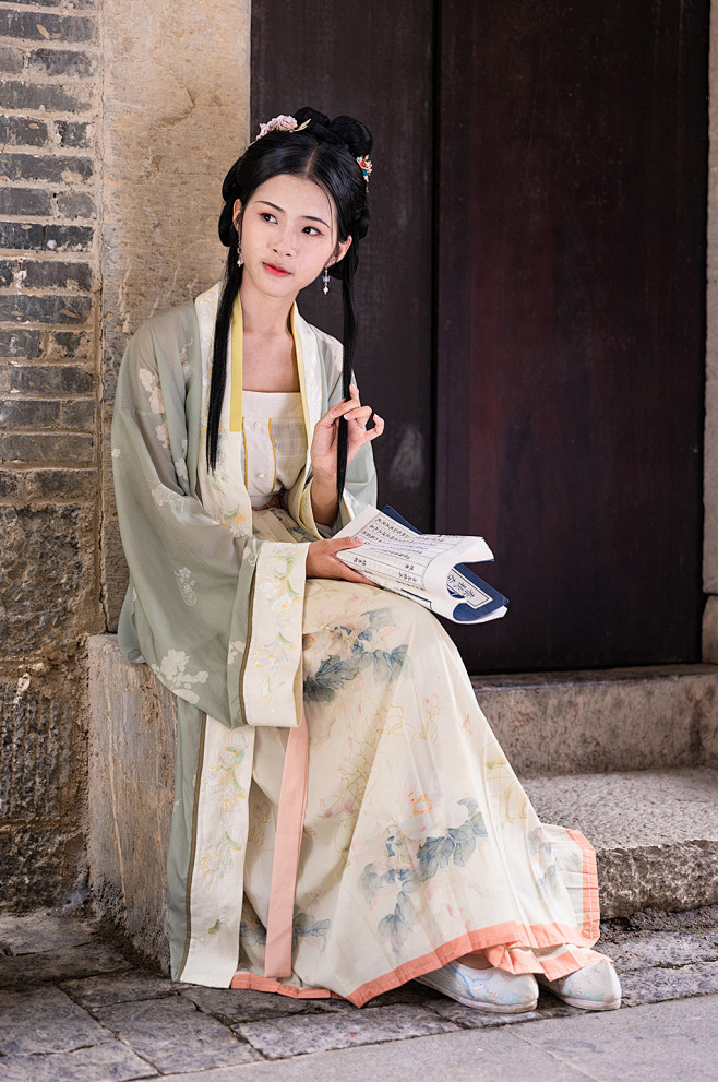 淡雅古装汉服女性人物手拿书本坐姿摄影图-众图网