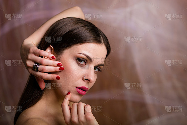 戴着一套银首饰的漂亮年轻女子