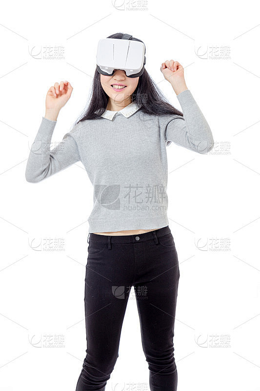 少女戴着3d眼镜跳舞